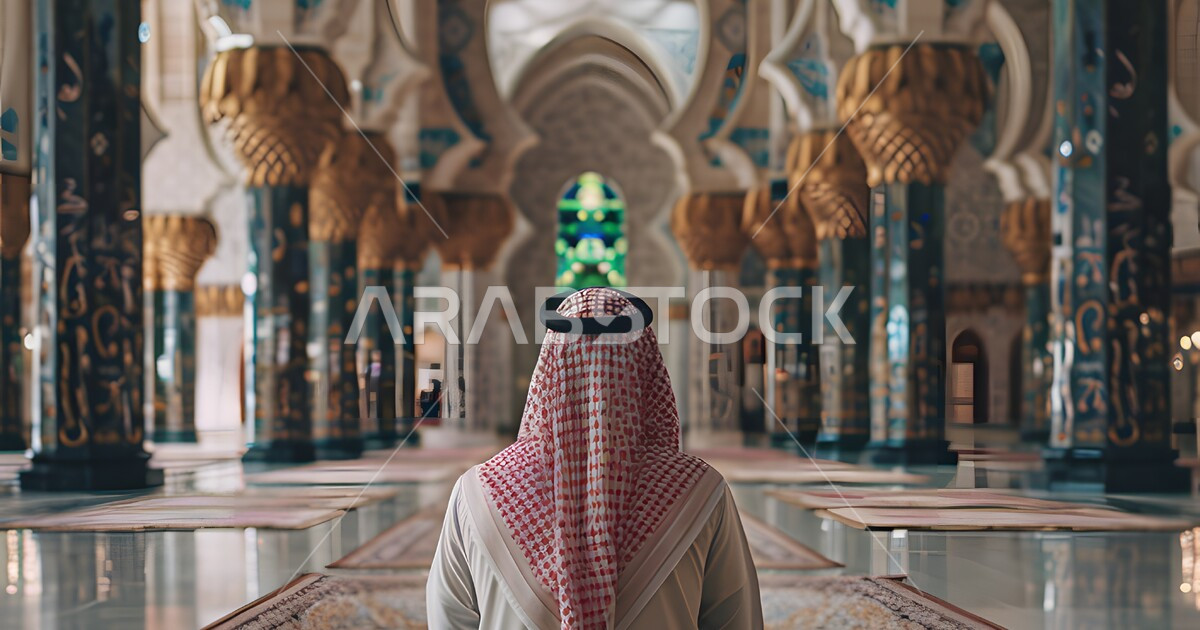 أجواء دينية روحانية، العبادة والتقرب إلى الله، صورة مقربة من الخلف لرجل ...