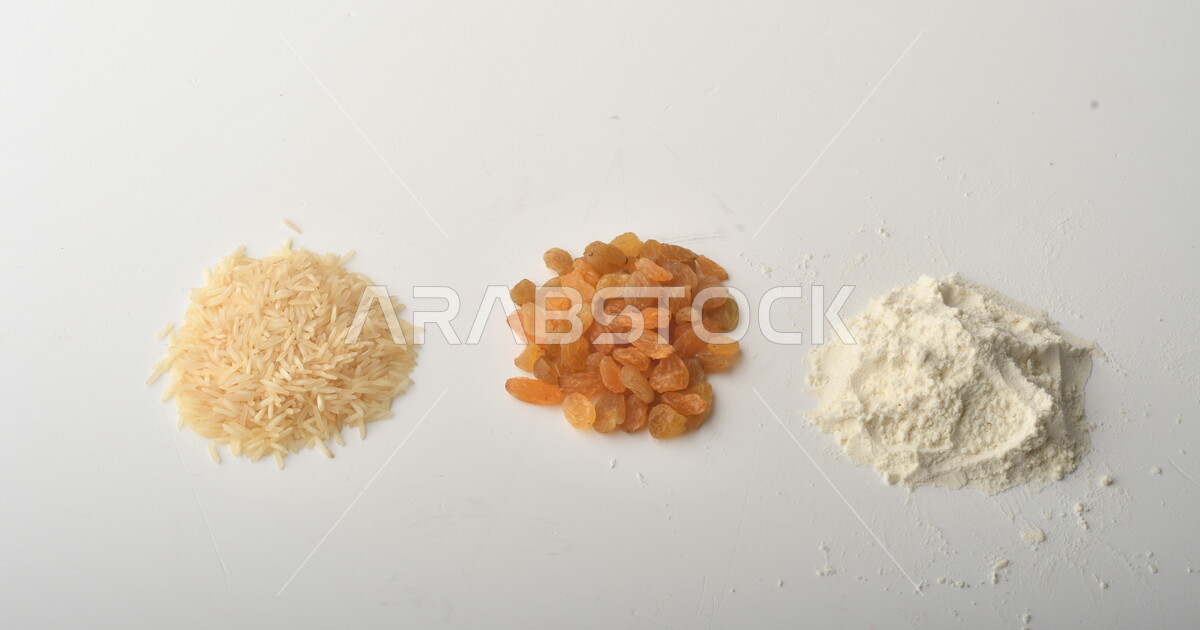 مجموعة من الأرز والزبيب والطحين مصورة على خلفية بيضاء . - صورة #20081 ...