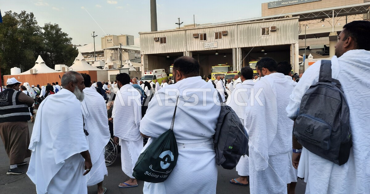 الحجاج منشغلون بالاستعداد للتوجه إلى ميدان عرفات صباح يوم التاسع من ذي ...