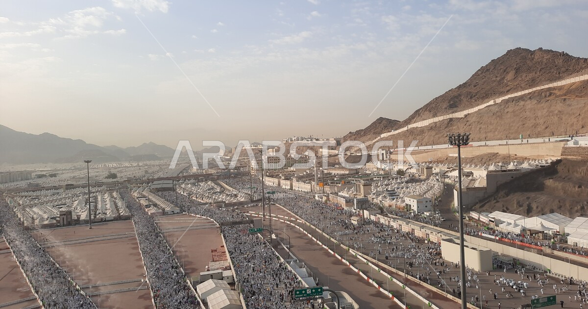 مجموعة من الحجاج يتجهون إلى جسر الجمرات في مكة المكرمة، زوار بيت الله ...