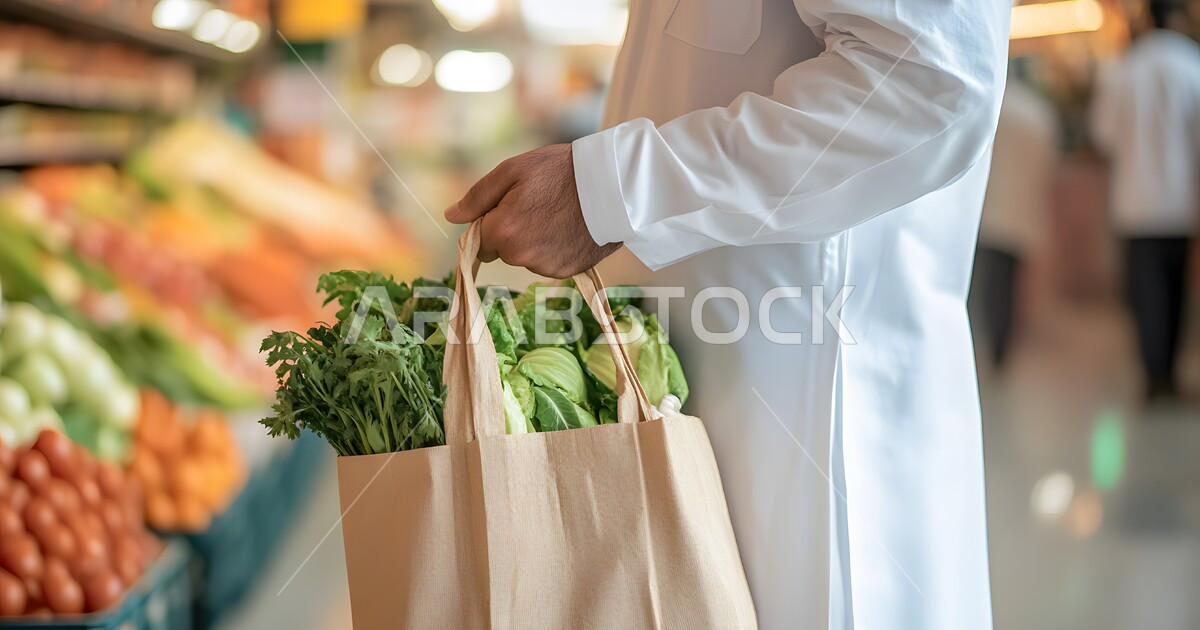 التجول والتبضع في قسم الفواكه والخضار الموسميه, صورة من الجانب لرجل ...