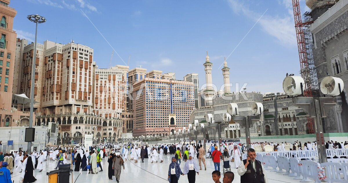 Pilgrims and Umrah pilgrims in the square, the Grand Mosque in Mecca ...