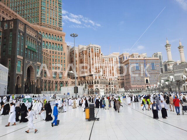 Pilgrims and Umrah pilgrims in the square, the Grand Mosque in Mecca ...