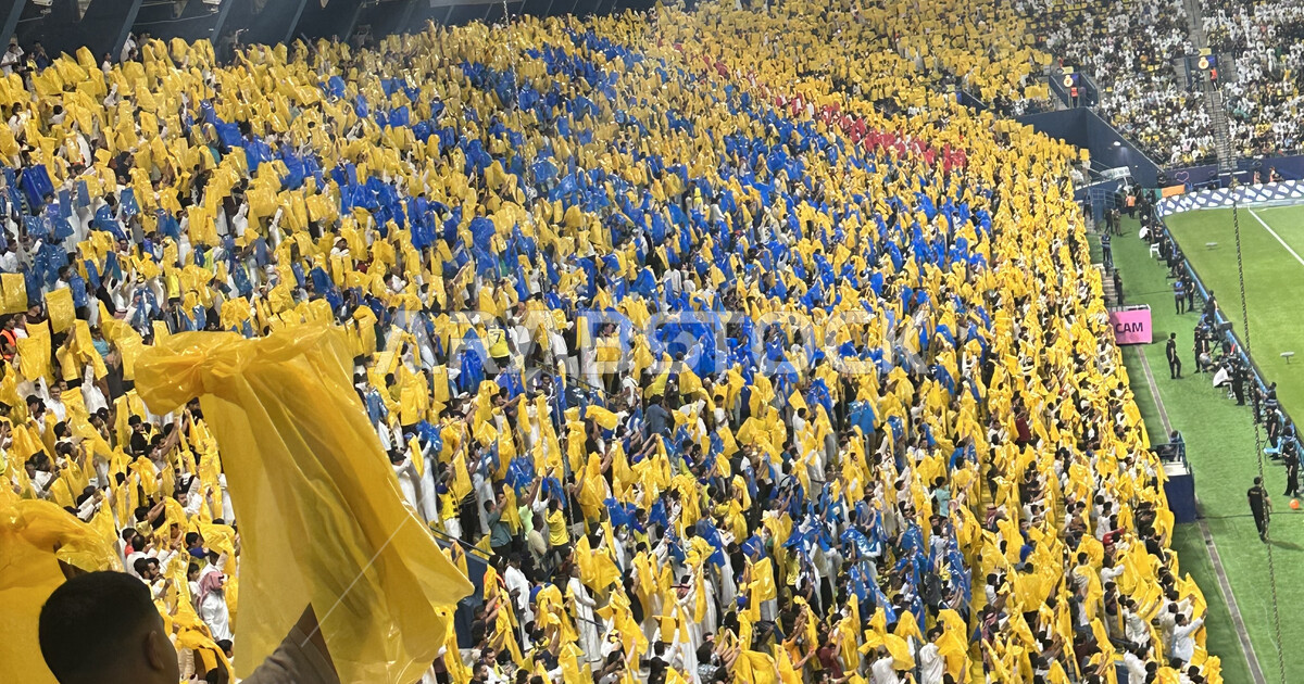 Fans' enthusiasm for the club's victory, Saudi Al-Nasr yellow T-shirt ...