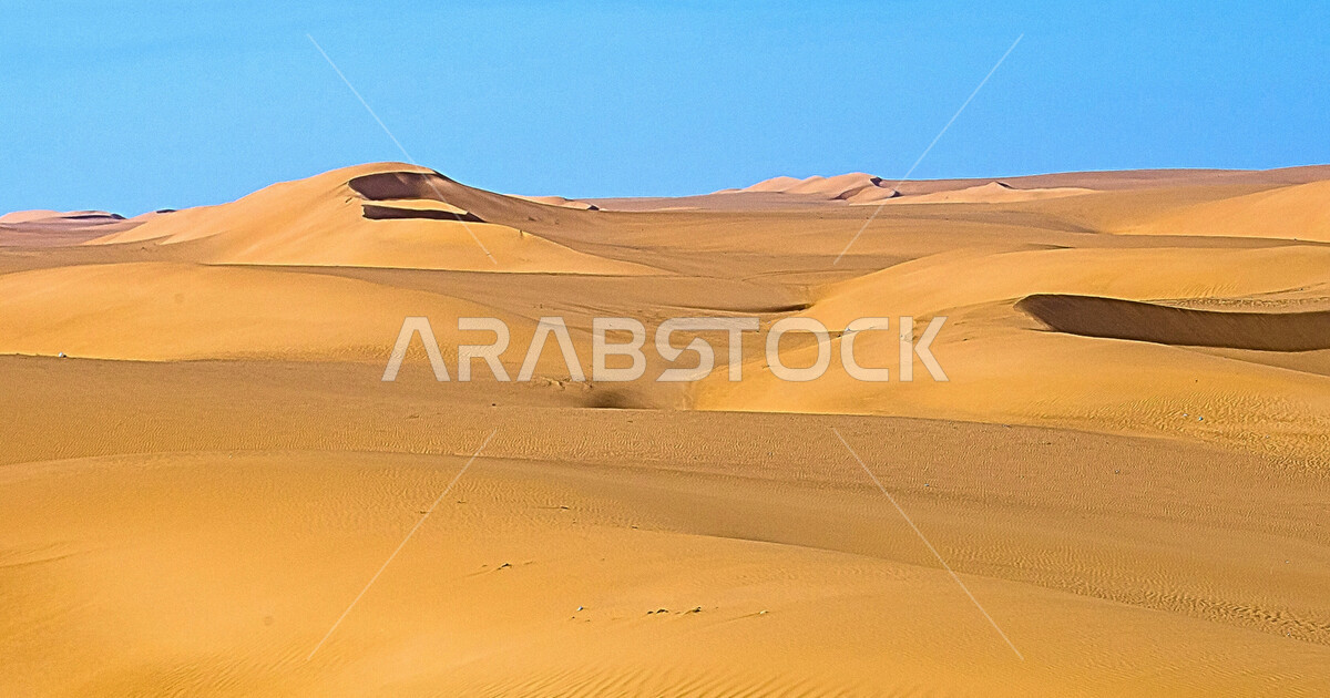 الهضاب والتلال الرملية في المناطق الطبيعية الصحراوية في المملكة العربية ...