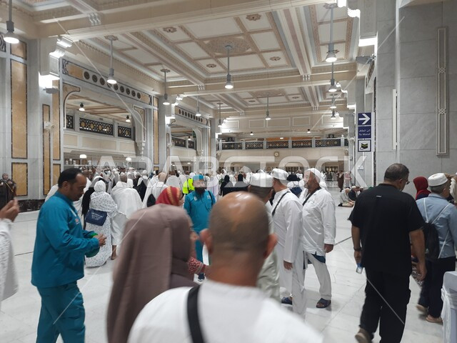 Walking between Safa and Marwa, gathering of pilgrims and Umrah ...