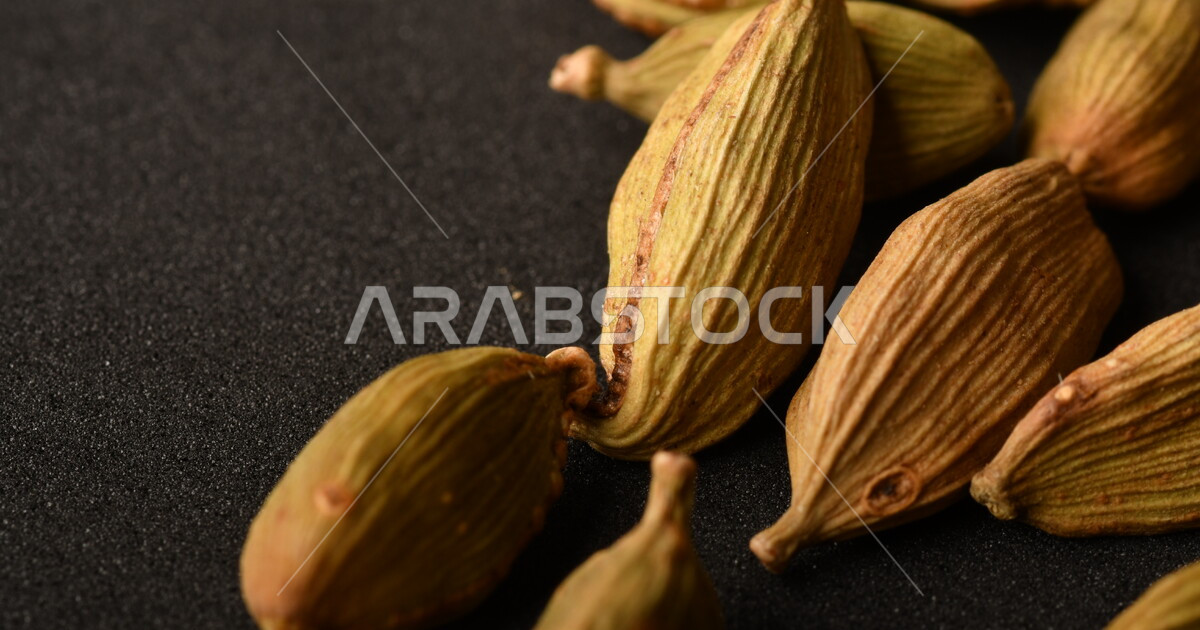 حب الهال (حبهان) المجفف على خلفية طاولة رمادية , الهيل الأخضر (إليشي ...