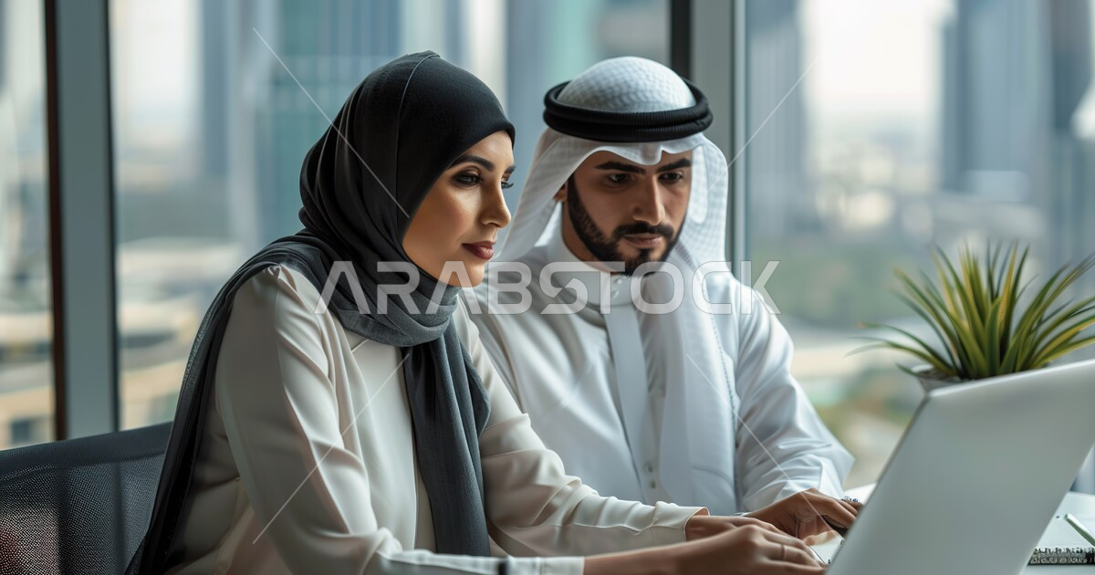 اجتماع في المكتب لمناقشة سير العمل متابعة إستراتيجيات وأهداف الشركة