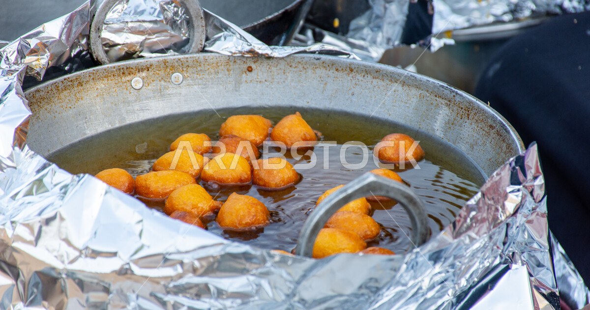 أكلة شعبية مشهورة في التراث الإماراتي، قلي وطبخ اللقيمات في حلة من ...