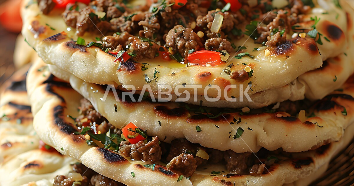 طبق من الفطائر الصحية المخبوزة الشهية، فن تقديم الأطباق في مطاعم ...