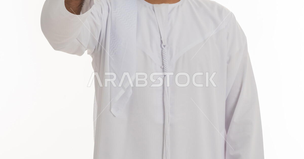 اتباع اجراءات وزارة الصحة، تلقي التطعيم ضد فايروس كورونا، بورتريه لرجل ...