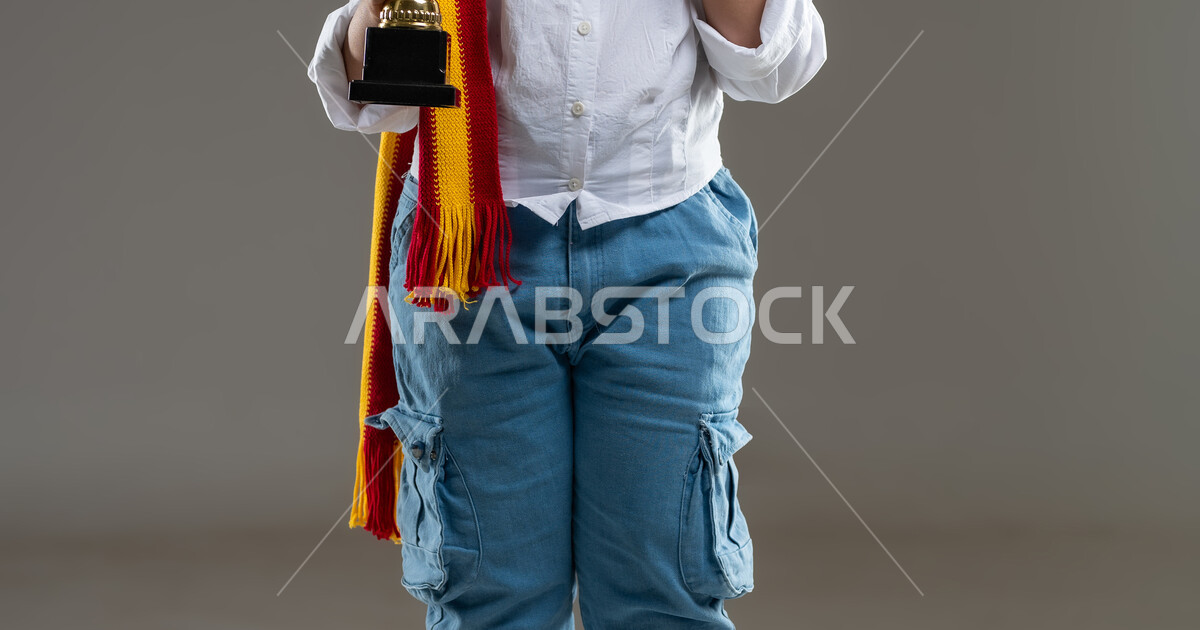 بورتريه لطفلة عربية خليجية عمانية ترتدي الزي الكاجوال, صورة الجسم ...