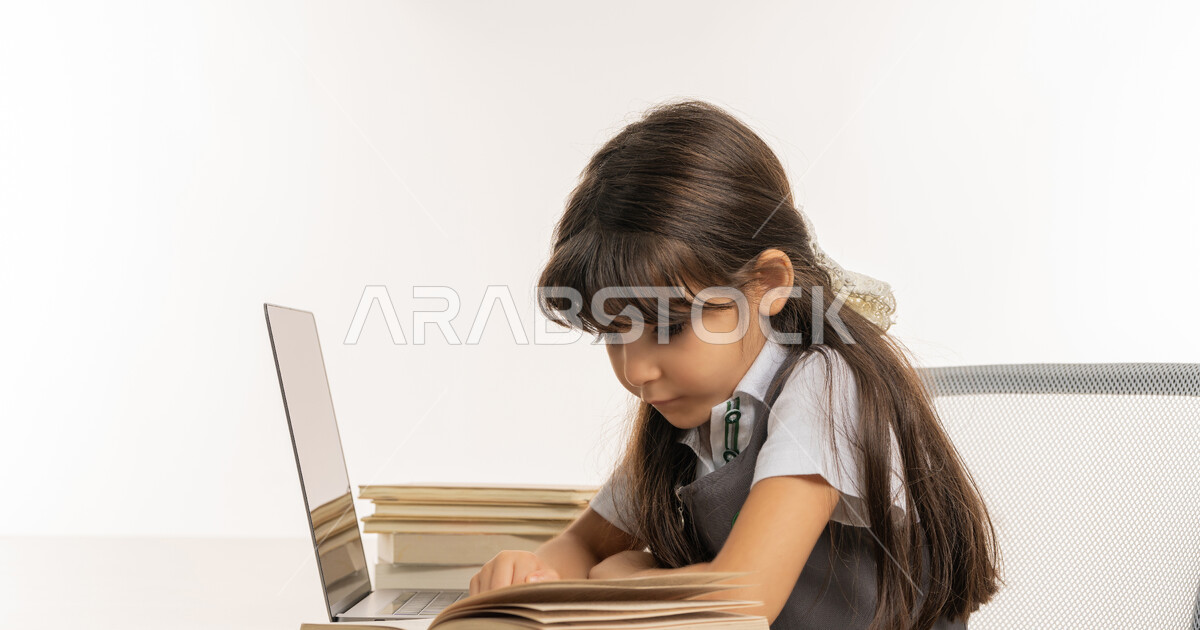 المذاكرة و الدراسة عن بعد، مفهوم التعليم الإلكتروني، طالبة مجتهدة تراجع