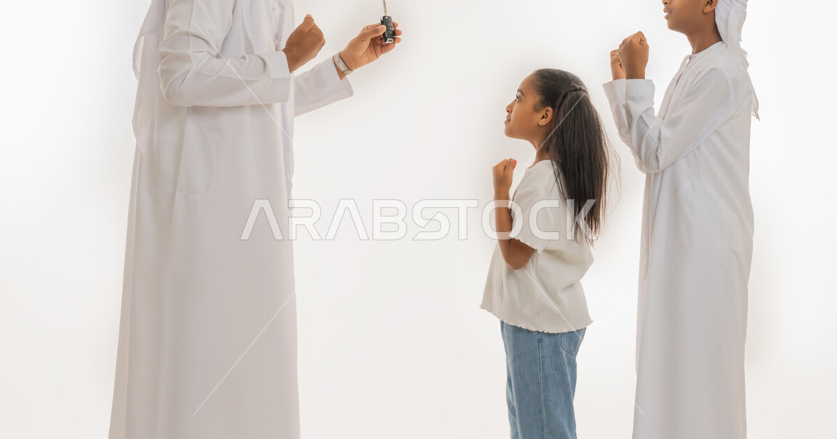 إقتناء سيارة جديدة، ايماءات السعادة والحماس، بورتريه من الجانب لرجل ...