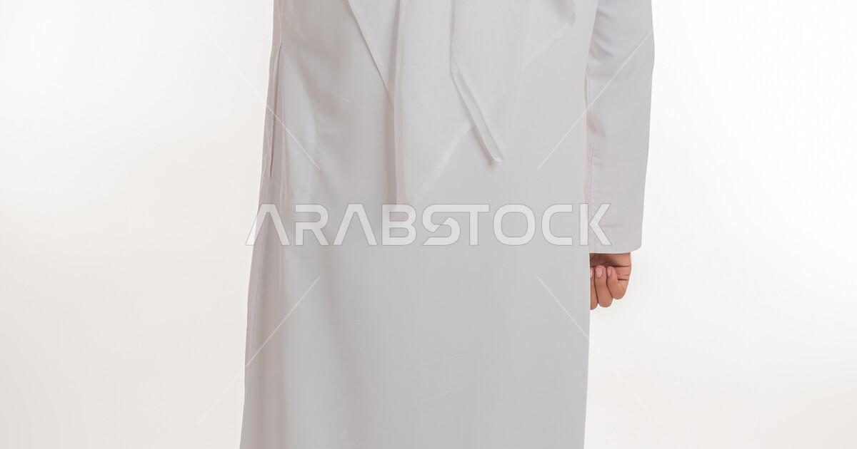 تحديد موقع معين، بورتريه من الخلف لرجل عربي خليجي اماراتي يرتدي ...