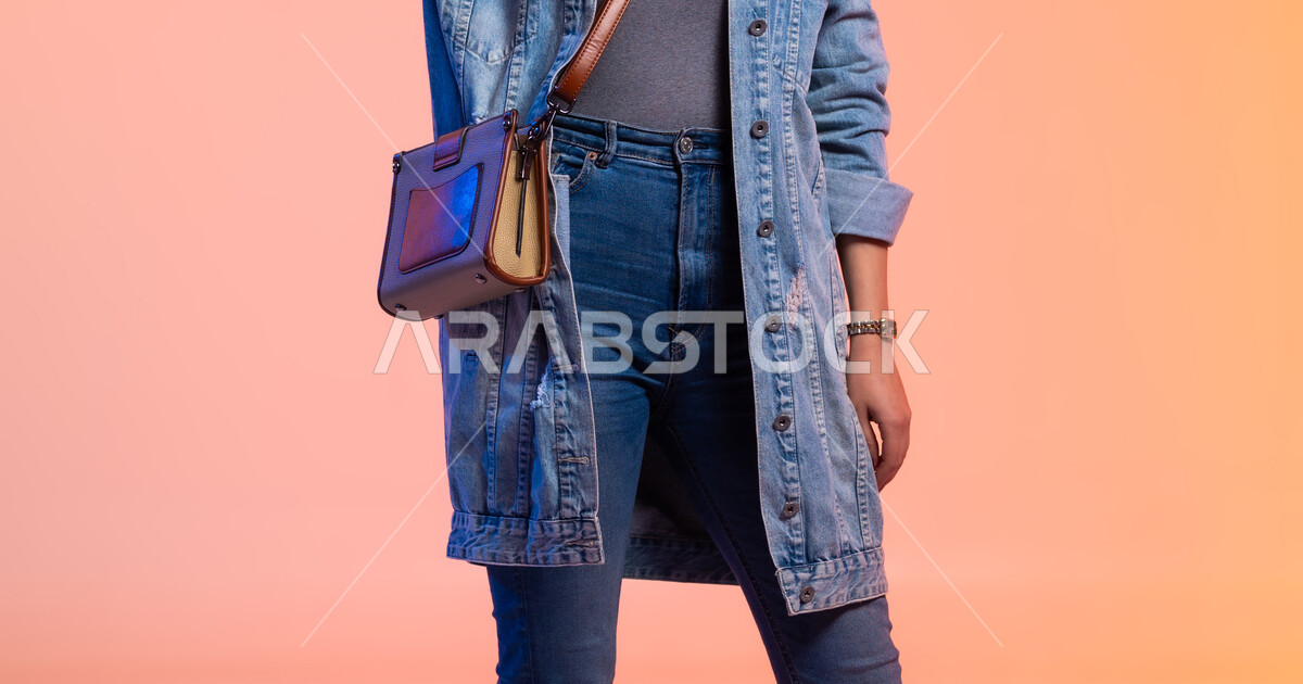 Modern Gulf women's clothing, portrait of a Saudi Arabian Gulf woman ...