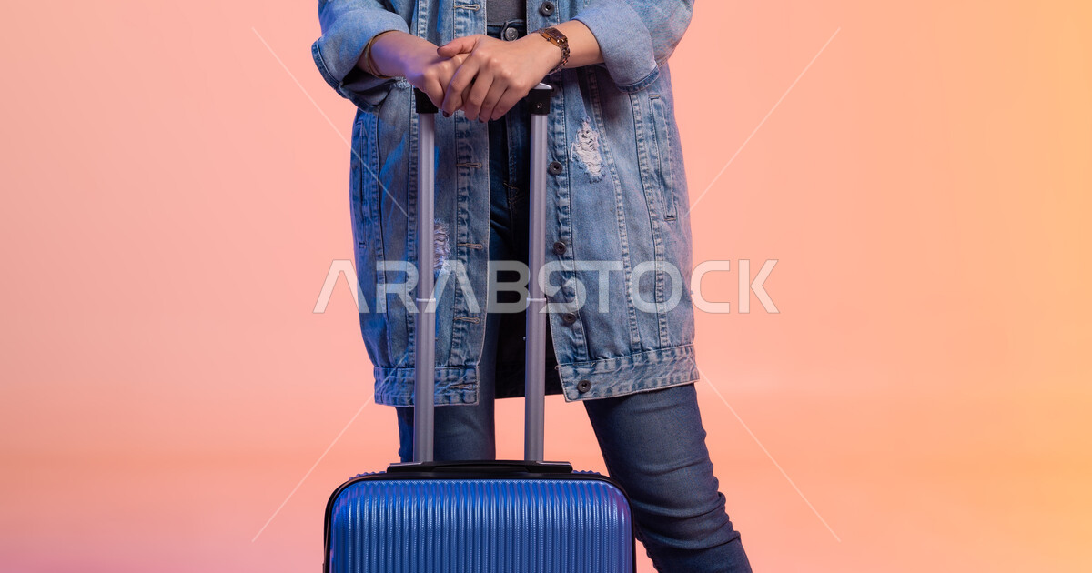 Preparing for a fun vacation, modern Gulf women's clothing, portrait of ...