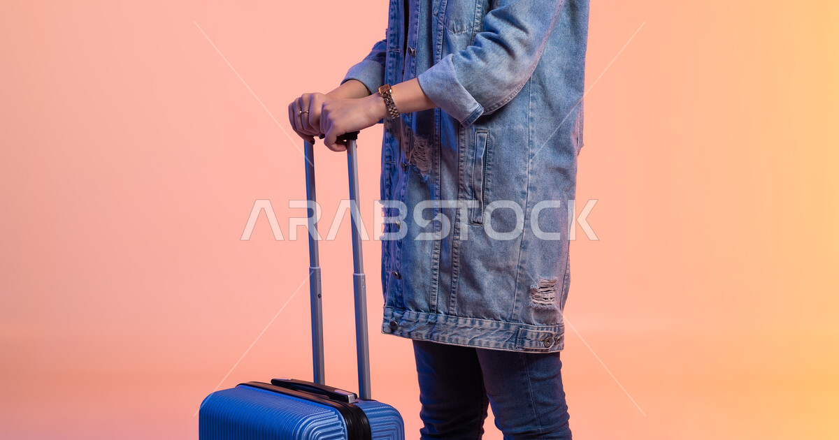 Preparing for a fun vacation, modern Gulf women's clothing, portrait of ...