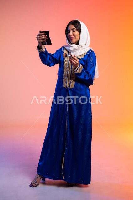 Modern Gulf women's clothing, portrait of a Saudi Arabian Gulf woman ...