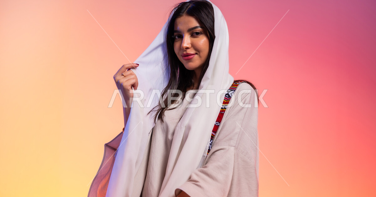 ملامح الانوثة والنعومة ألبسة خليجية نسائية عصرية، بورتريه مقرب لامرأة