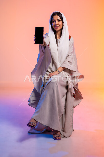 Modern Gulf women's clothing, portrait of a Saudi Arabian Gulf woman ...