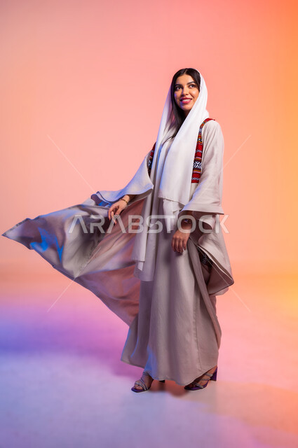 Modern Gulf women's clothing, portrait of a Saudi Arabian Gulf woman ...