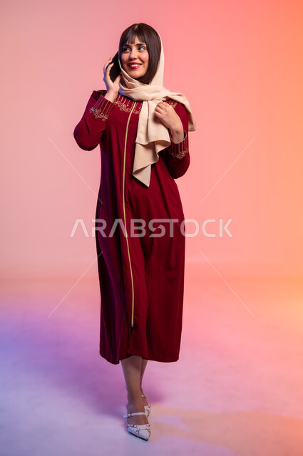 Communication with family and friends, modern Gulf women's clothing ...