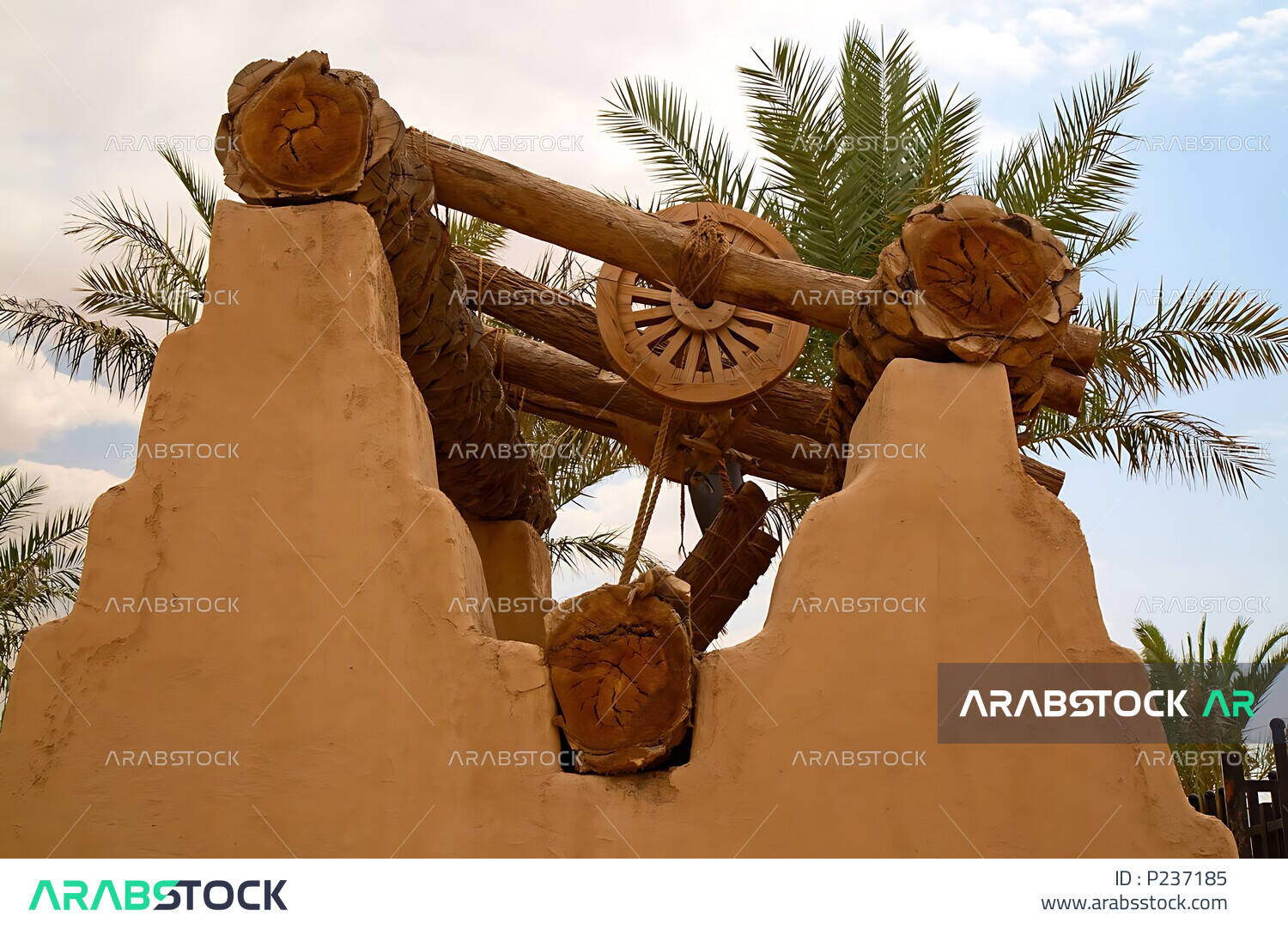 بئر مائي تقليدي في قرية أشيقر في محافظة شقراء في النهار, بئر عميق مبني ...