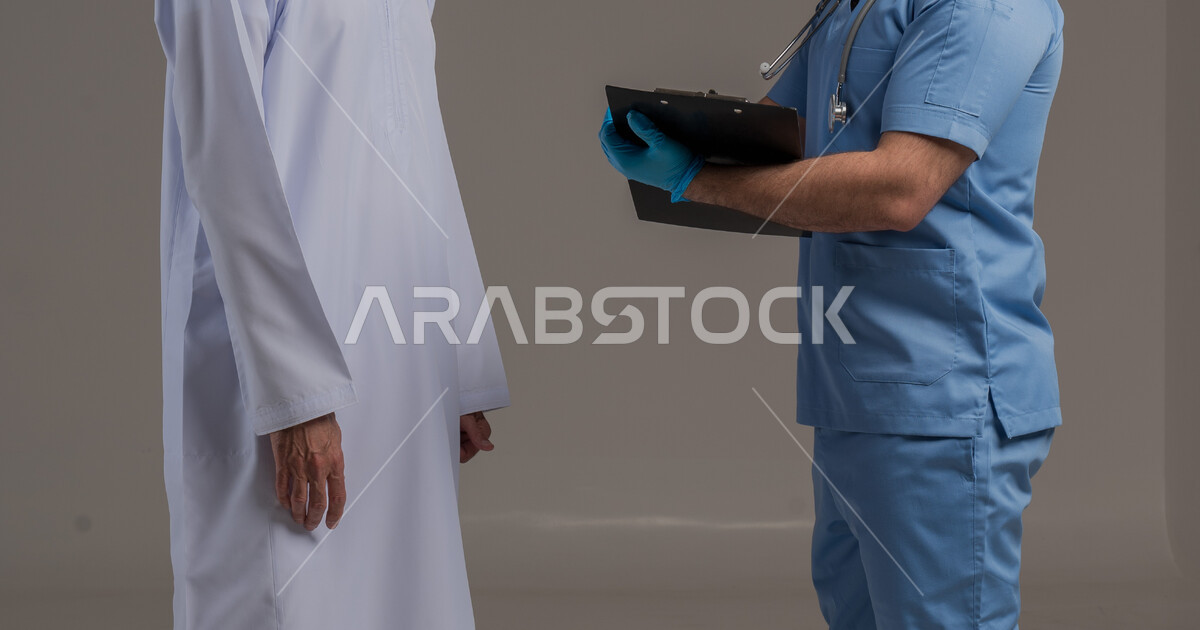 القيام بالرعاية الصحية , بورتريه مقرب لممرض يرتدي اليونيفورم يضع سماعة ...