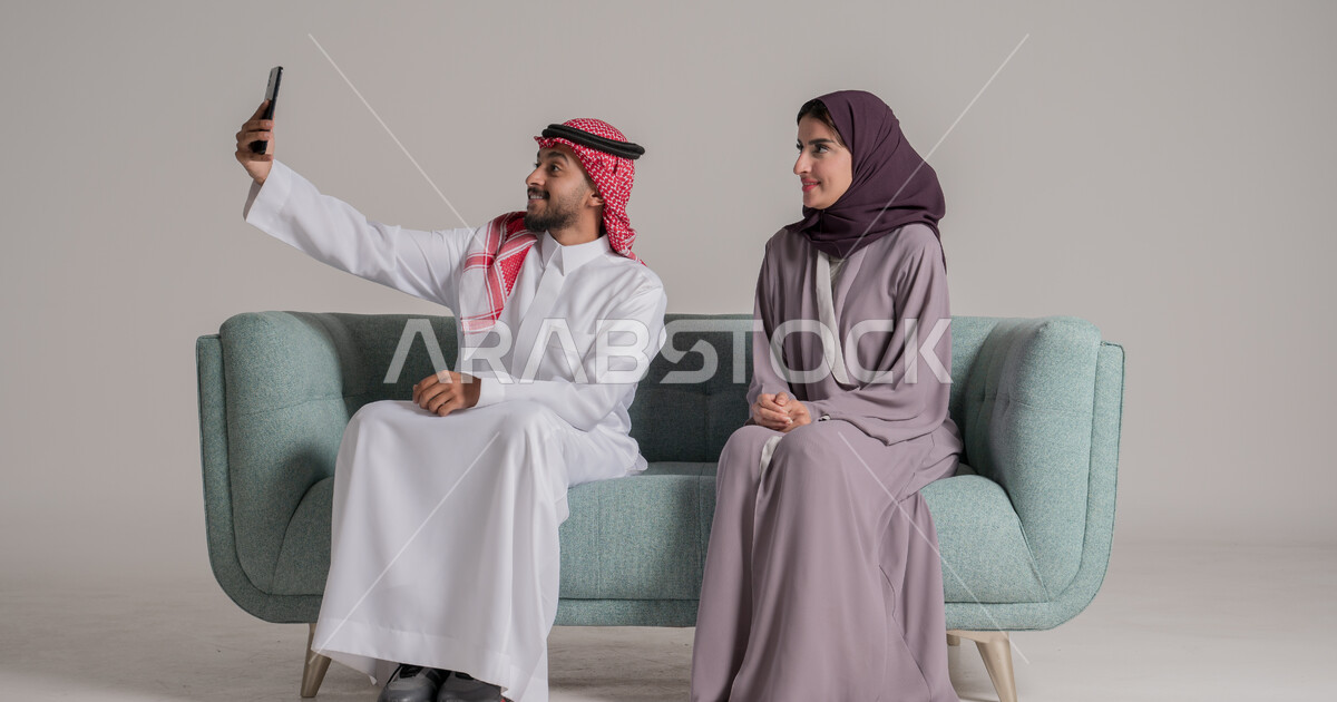 Documenting happy family moments, portrait of a Saudi Arabian Gulf ...
