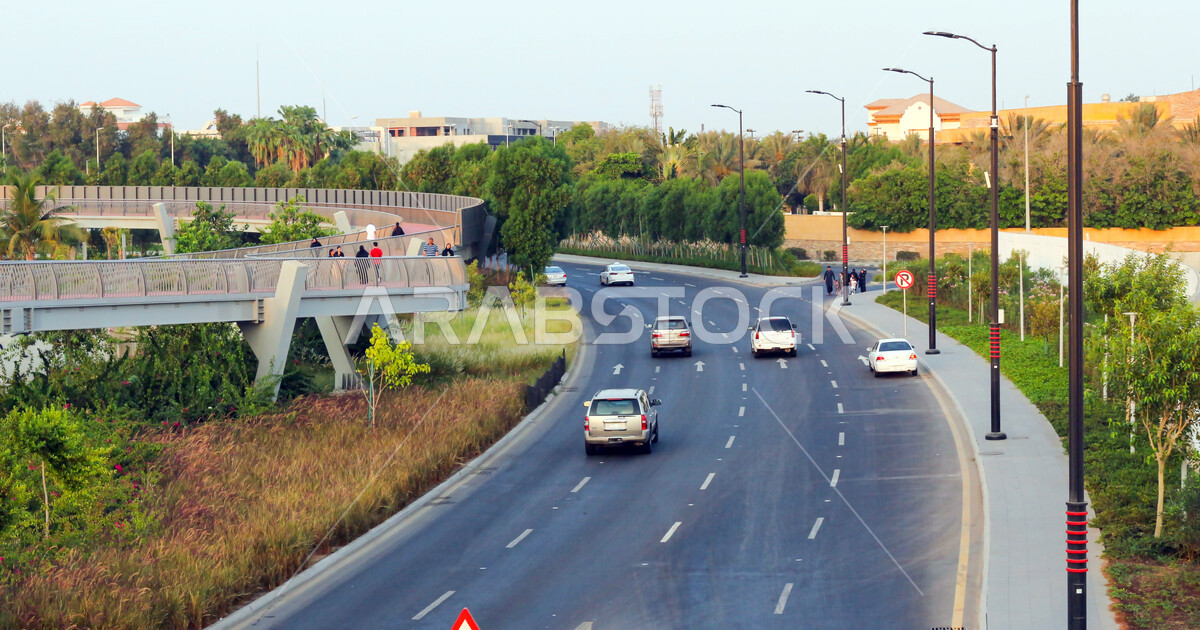 A picture of car traffic on the Jeddah Corniche Road, the waterfront in ...