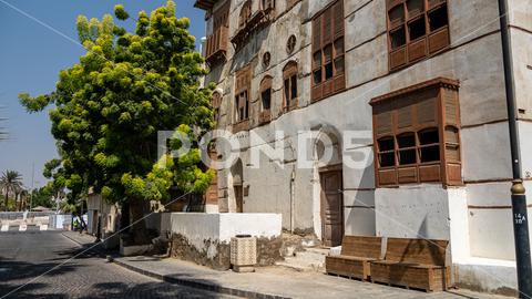 Facade of an old traditional building in the town of Al Balad, Jeddah ...