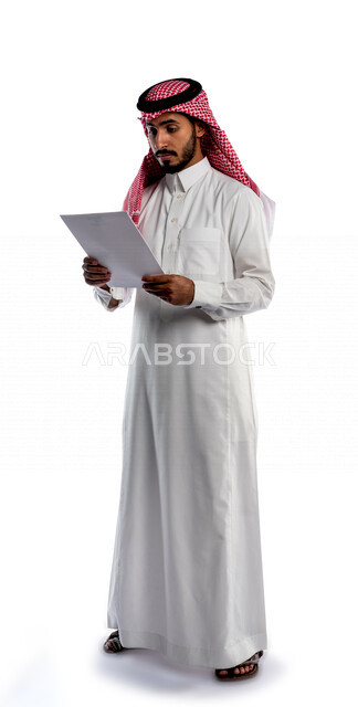 Portrait of a Saudi Arabian Gulf man wearing traditional Saudi dress ...