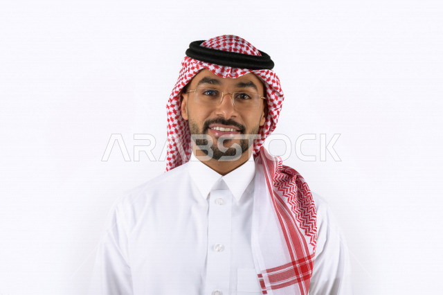 Portrait of a Saudi Arabian Gulf man wearing traditional Saudi dress ...