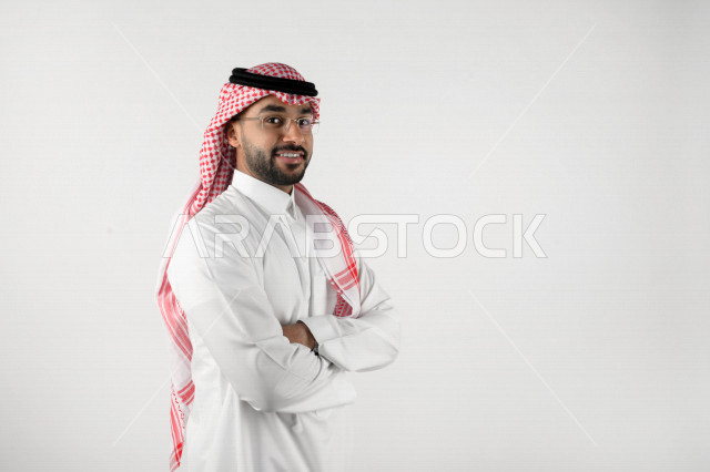Portrait of a Saudi Arabian Gulf man in traditional Saudi dress looking ...