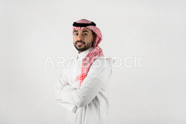 Portrait of a Saudi Arabian Gulf man in traditional Saudi dress looking ...