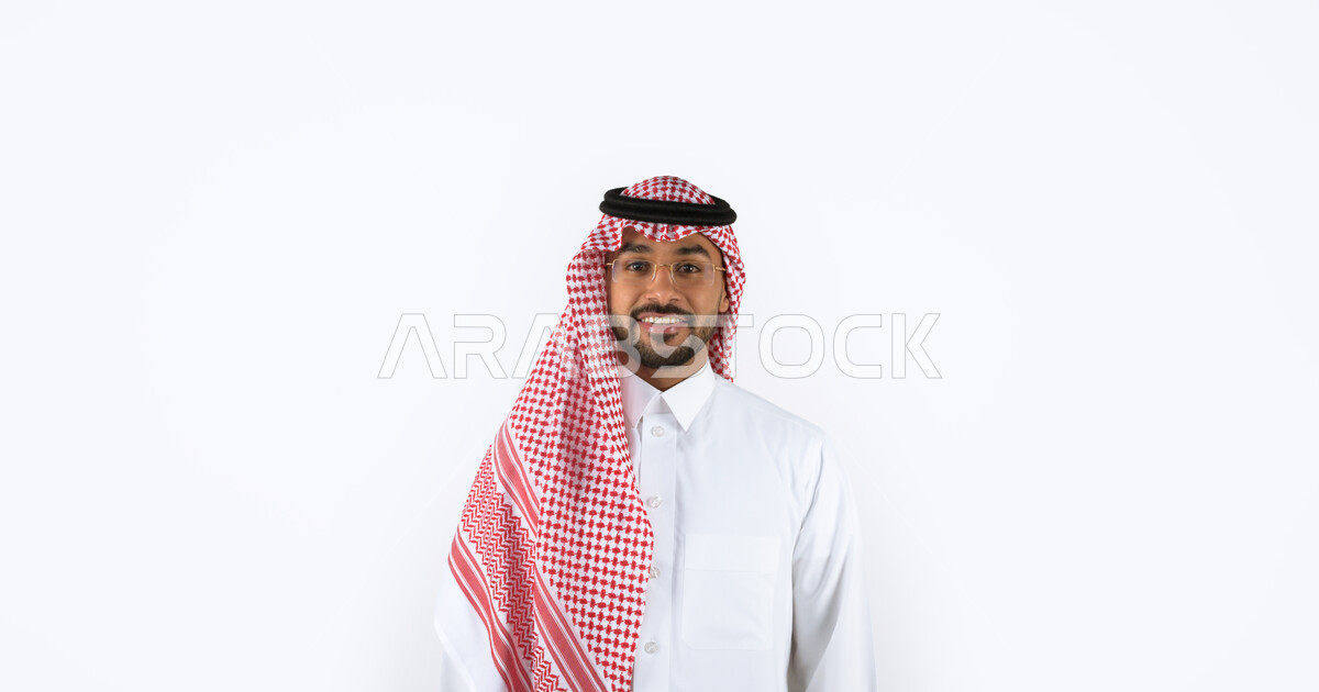 Portrait of a Saudi Arabian Gulf man wearing traditional Saudi dress ...
