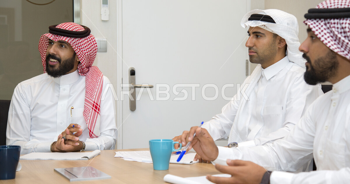 Administrative meeting with a group of Saudi and Gulf people in the ...
