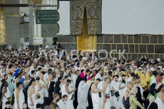 The Holy Kaaba in Mecca, Saudi Arabia, pilgrims to the House of God in ...