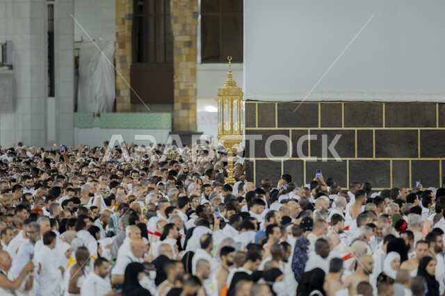 The Holy Kaaba in Mecca, Saudi Arabia, pilgrims to the House of God in ...