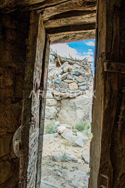 معالم سياحية في السعودية، الفن المعماري العربي القديم، البيوت الصخرية ...