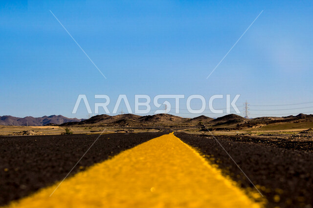 Close-up of desert road in Saudi Arabia, highway, typical asphalt road ...