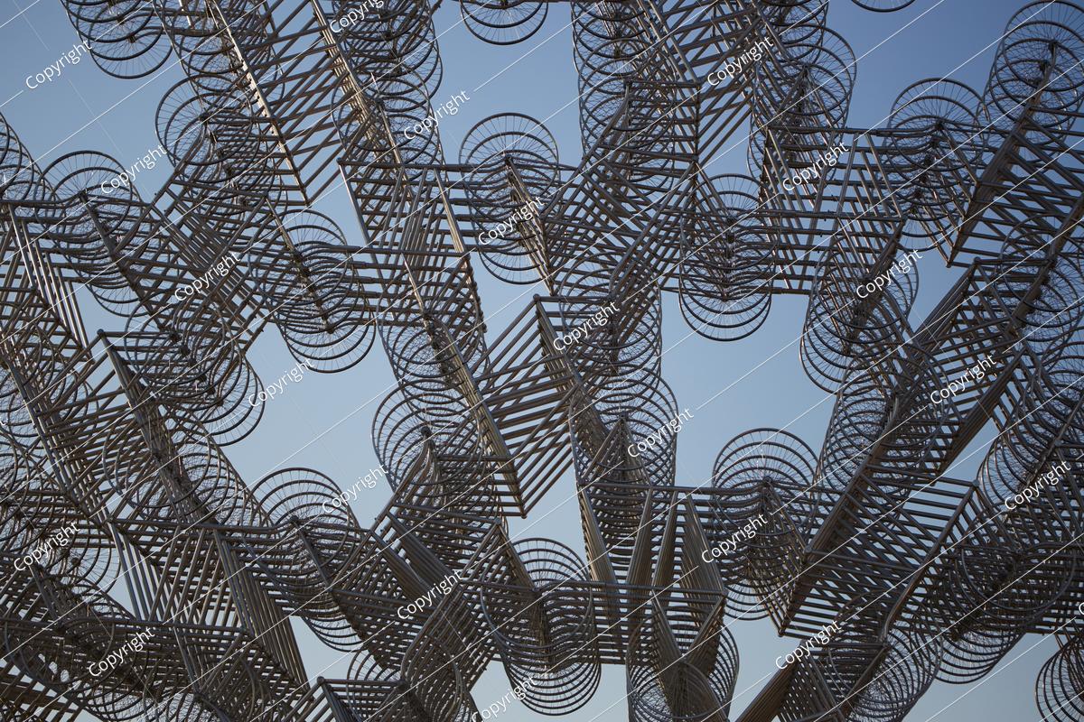 تمثال "دراجة إلى الأبد" للفنان آي وي وي مصنوع من 720 دراجة تم تركيبها ...