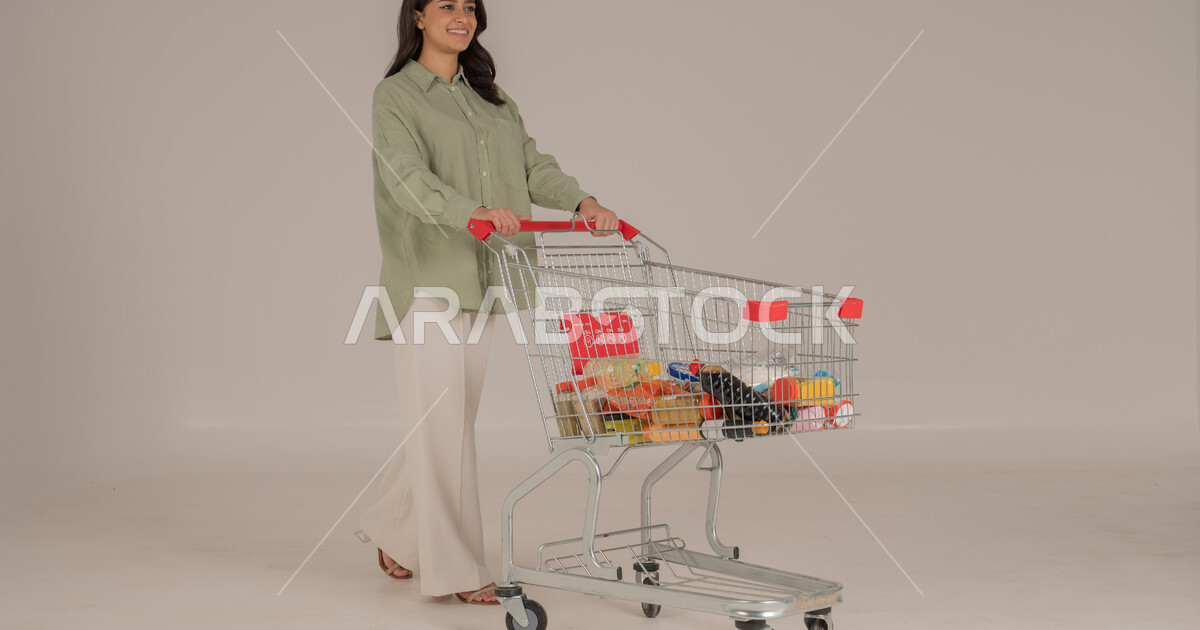 قضاء احتياجات المنزل, بورتريه لامرأة عربية سعودية خليجية ترتدي ثياب ...