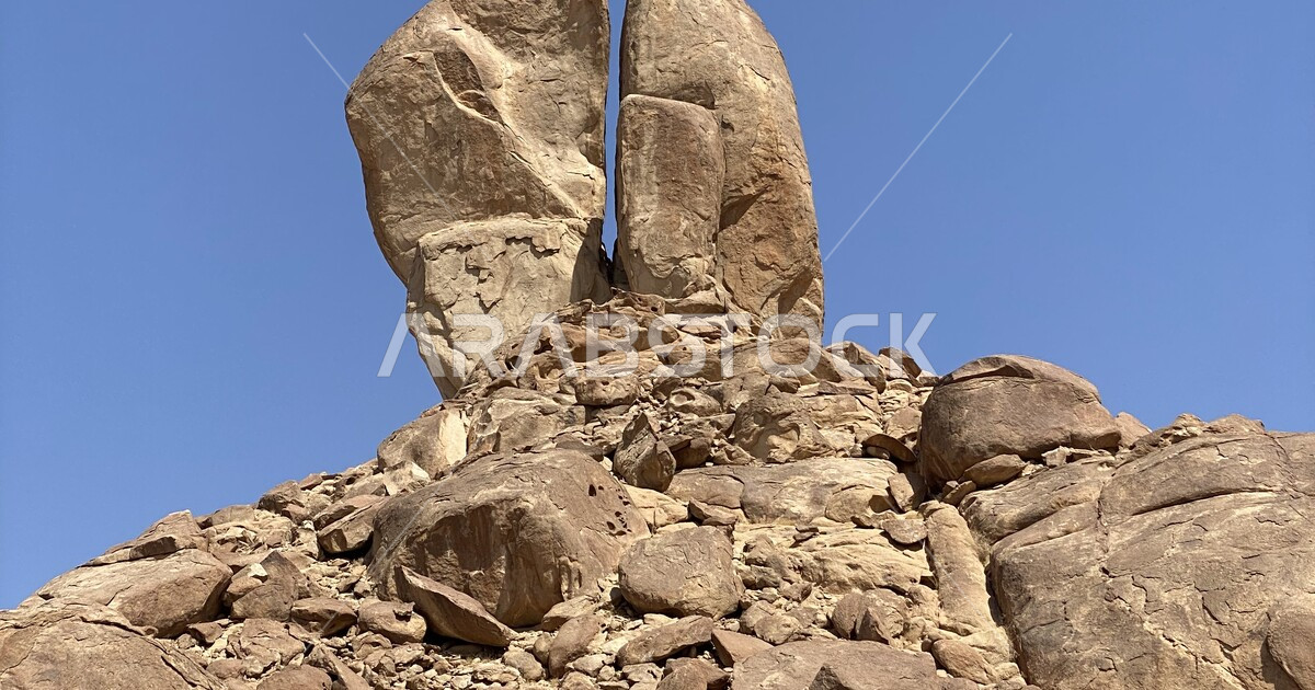 A picture of the divided rock (diatomised) in the south of Tayma ...