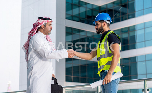 A Saudi Arabian Gulf businessman wearing a traditional Gulf dress ...