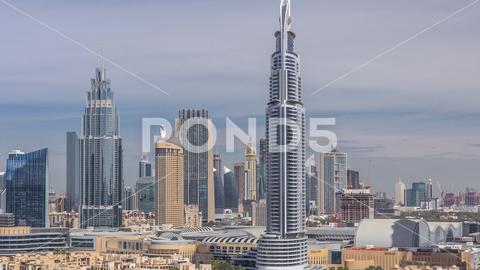منظر جوي صباحي للمدينة مع الهندسة المعمارية لوسط مدينة دبي، تصوير زمني ...