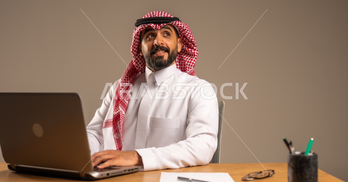 مفهوم إدارة شؤون الأعمال وتنظيمها عبر الأجهزة التقنية، دمج العمل مع ...