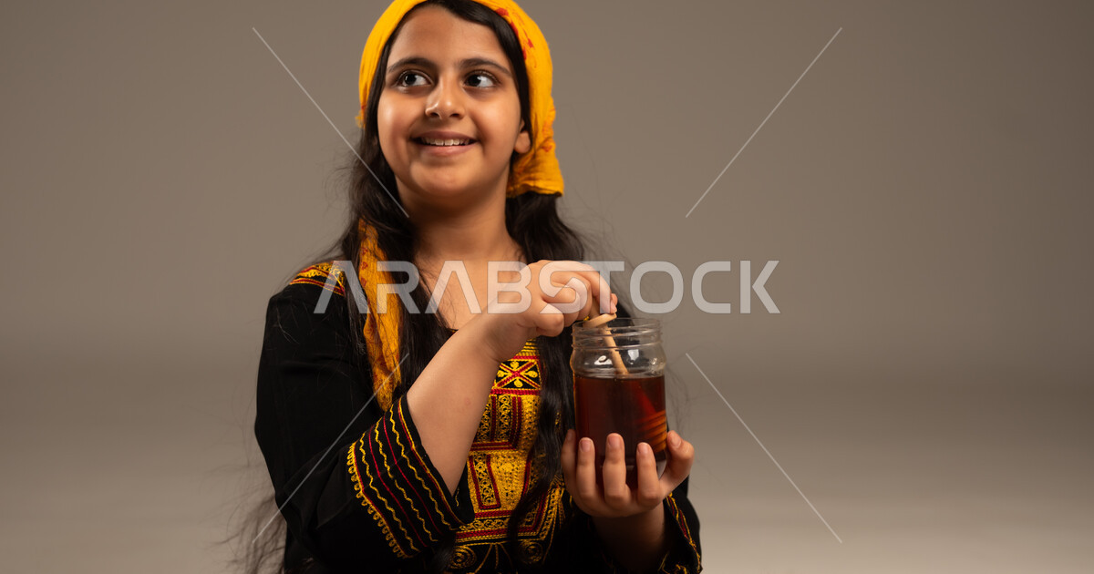 منتجات غذائية صحية ومفيدة صنعت في السعودية، بورتريه مقرب لفتاة عربية ...