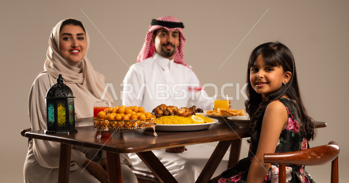 أجواء أسرية مليئة بالحب, تجمع العائلة على افطار شهر رمضان المبارك ...